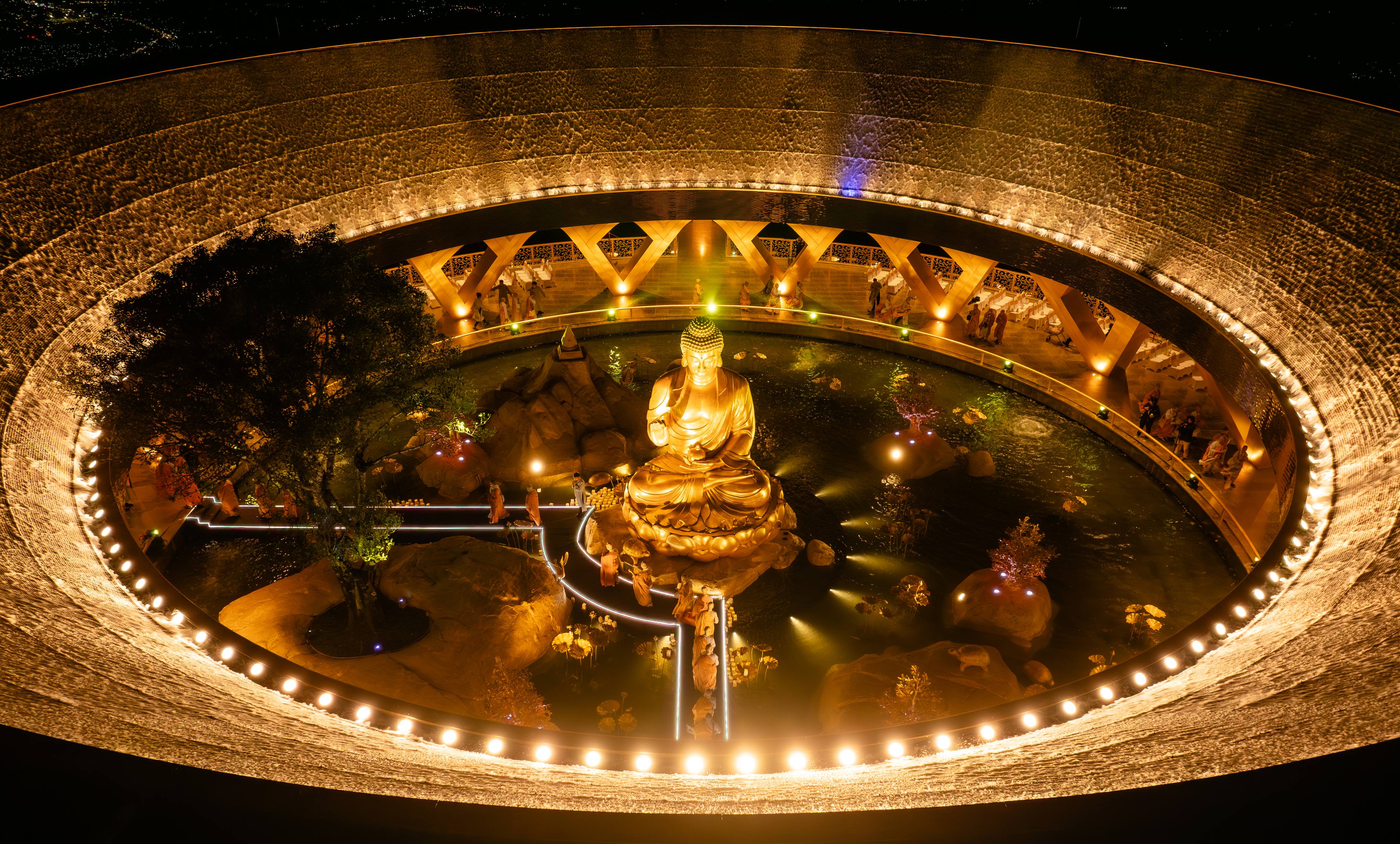 An vị Tôn tượng Đức Phật Câu Na Hàm Mâu Ni trên đỉnh Núi Bà Đen