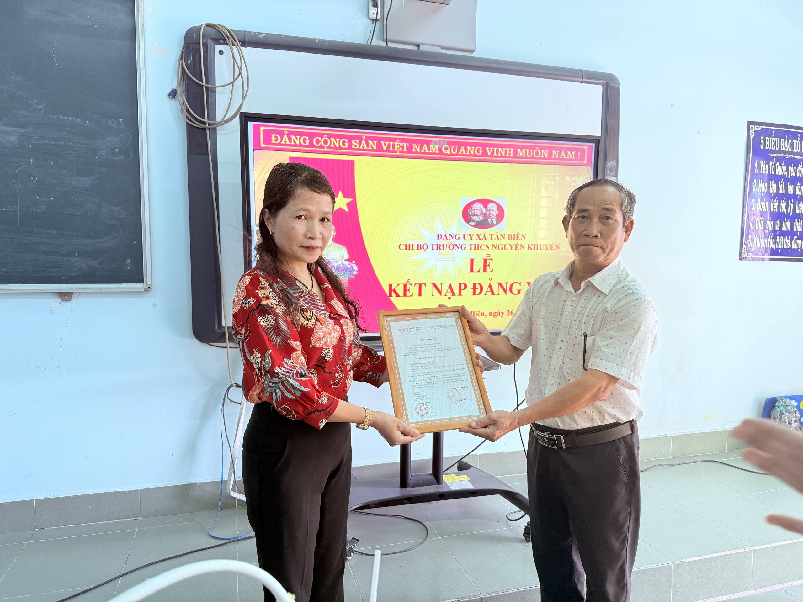 Chi bộ Trường THCS Nguyễn Khuyến xã Tân Biên tổ chức lễ kết nạp đảng viên mới