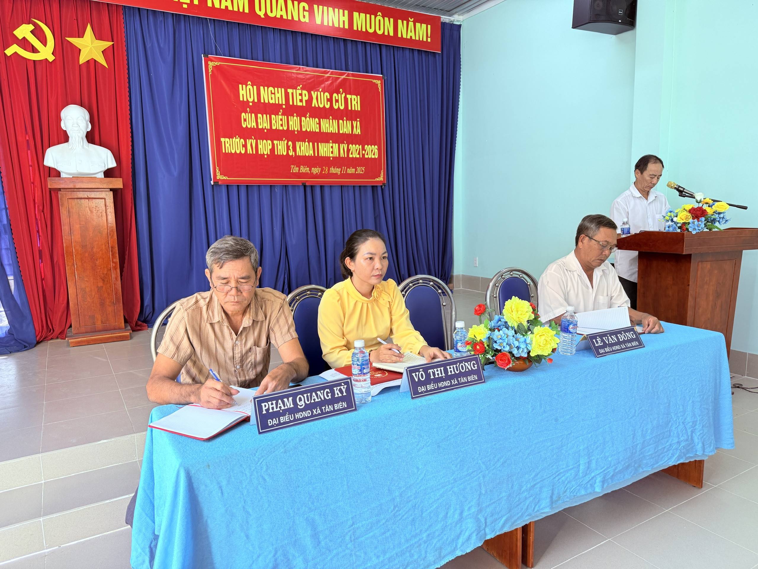 Tổ đại biểu HĐND xã Tân Biên tiếp xúc cử tri trước kỳ họp thường lệ ...