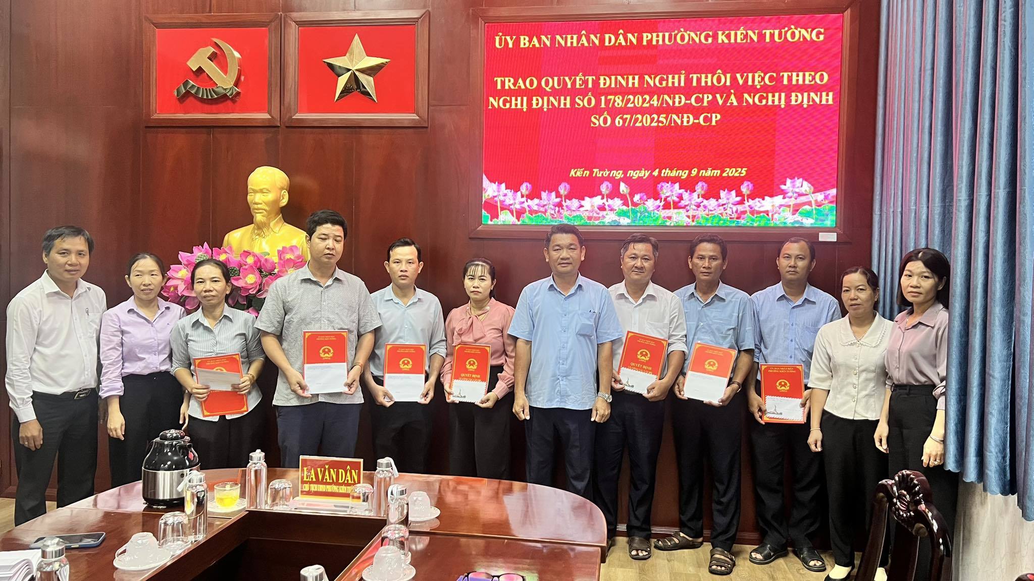 UBND phường Kiến Tường trao Quyết định nghỉ thôi việc theo Nghị định ...