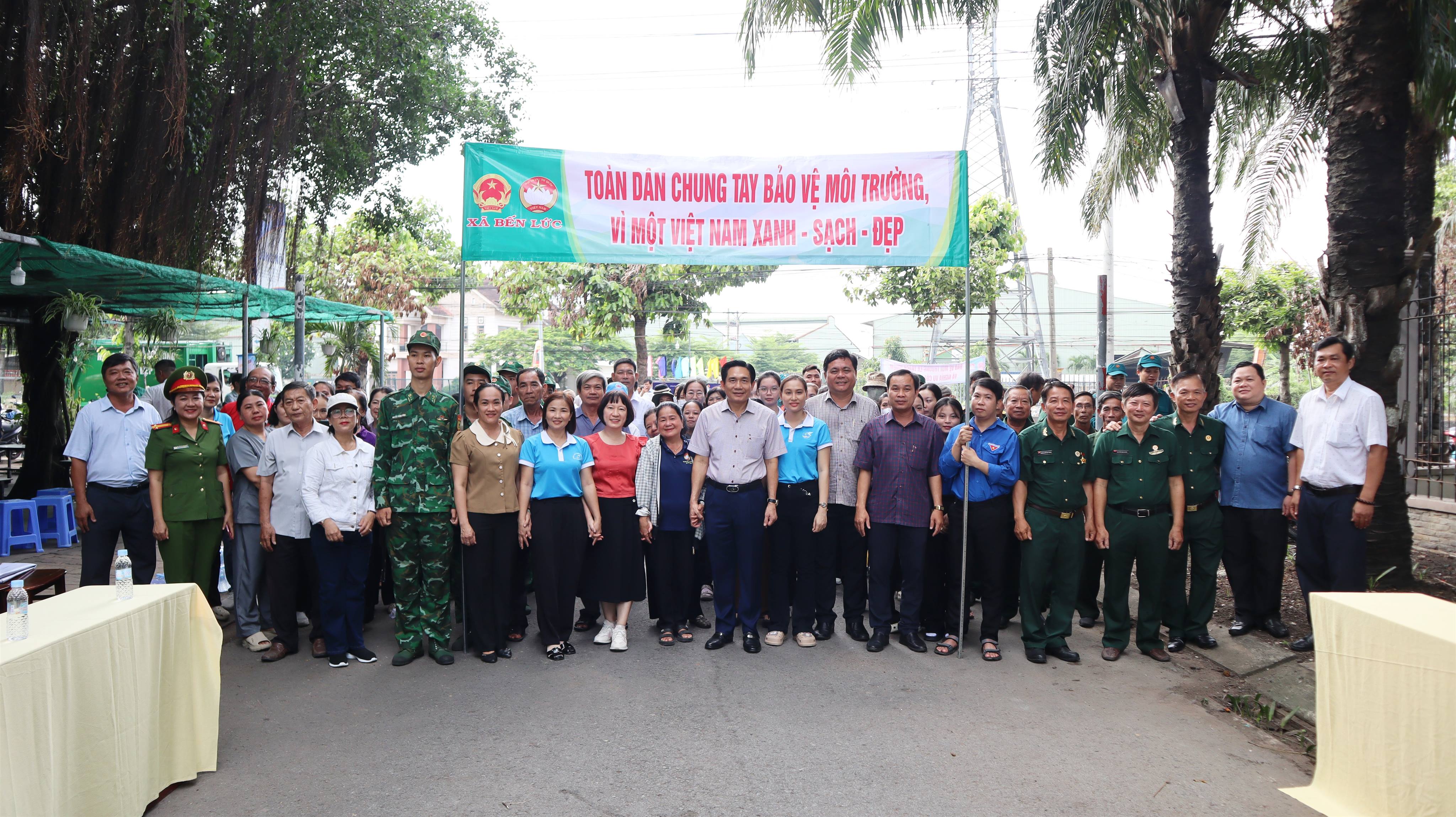 Xã Bến Lức ra quân hưởng ứng phong trào “Toàn dân chung tay bảo vệ môi ...