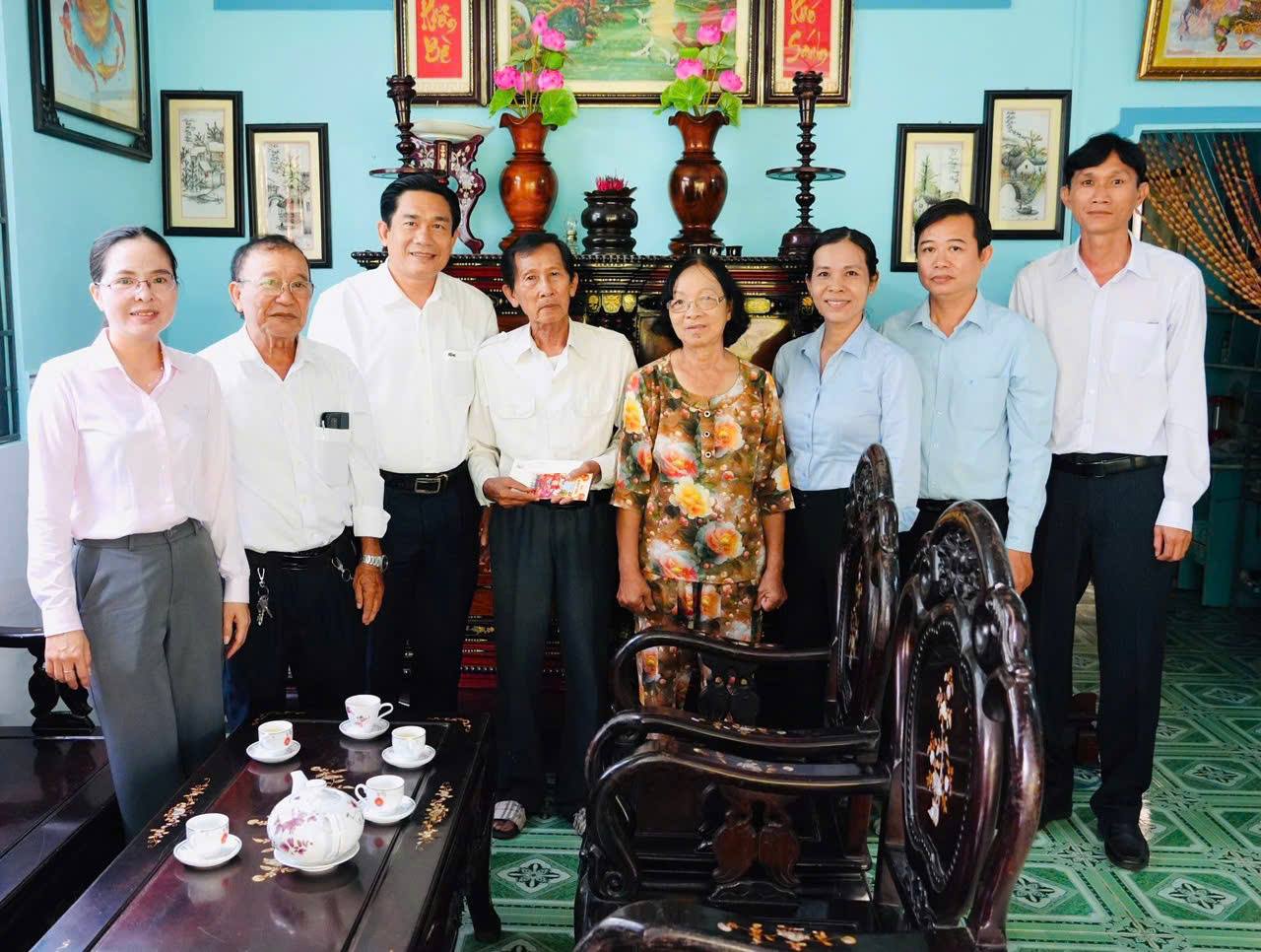 Lãnh đạo xã Tân Tập: Thăm, tặng quà chúc mừng các thầy, cô giáo nguyên ...