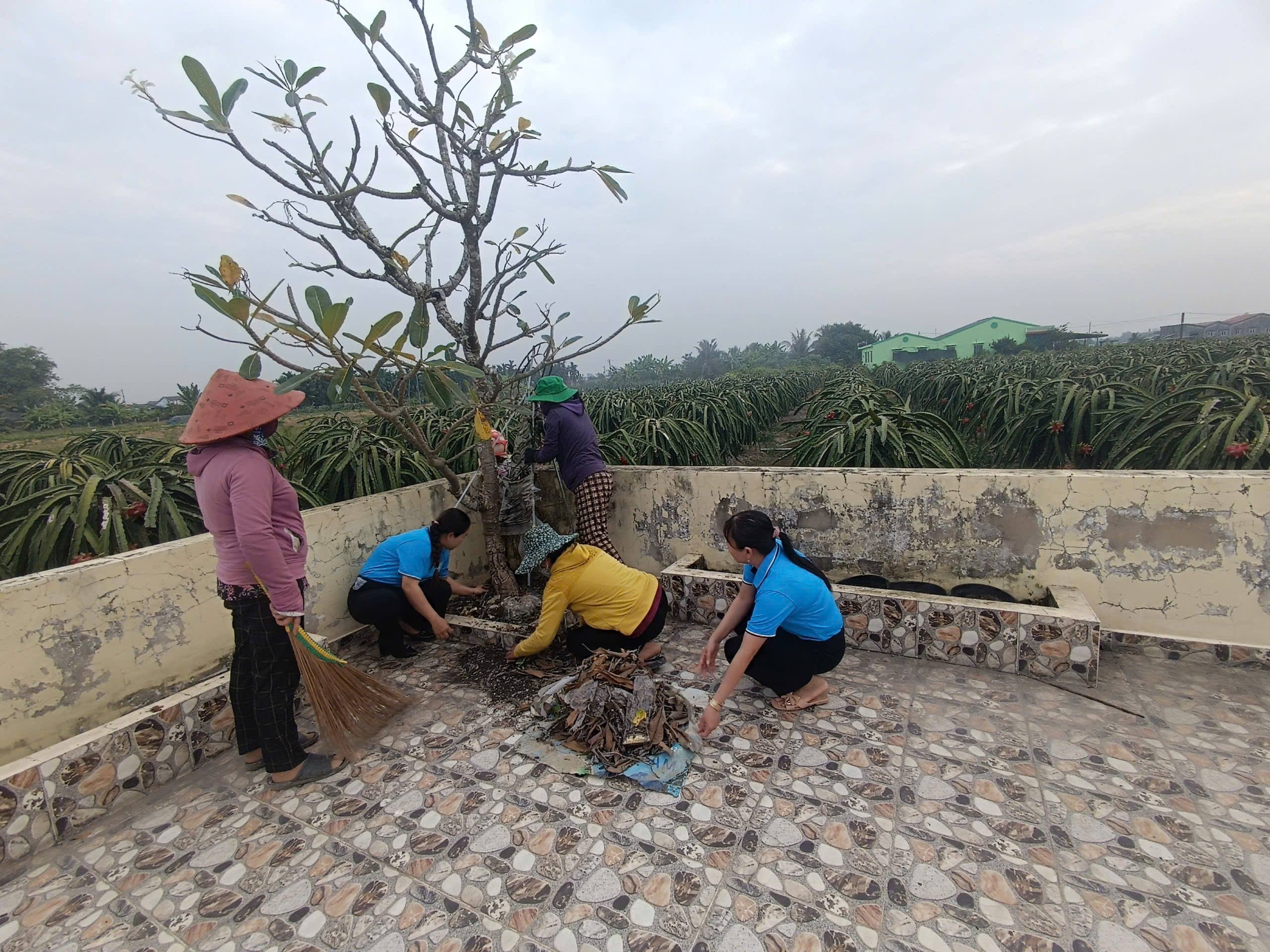 HỘI LHPN XÃ TẦM VU TỔ CHỨC HOẠT ĐỘNG CHĂM SÓC KHU DI TÍCH LỊCH SỬ CHÀO ...