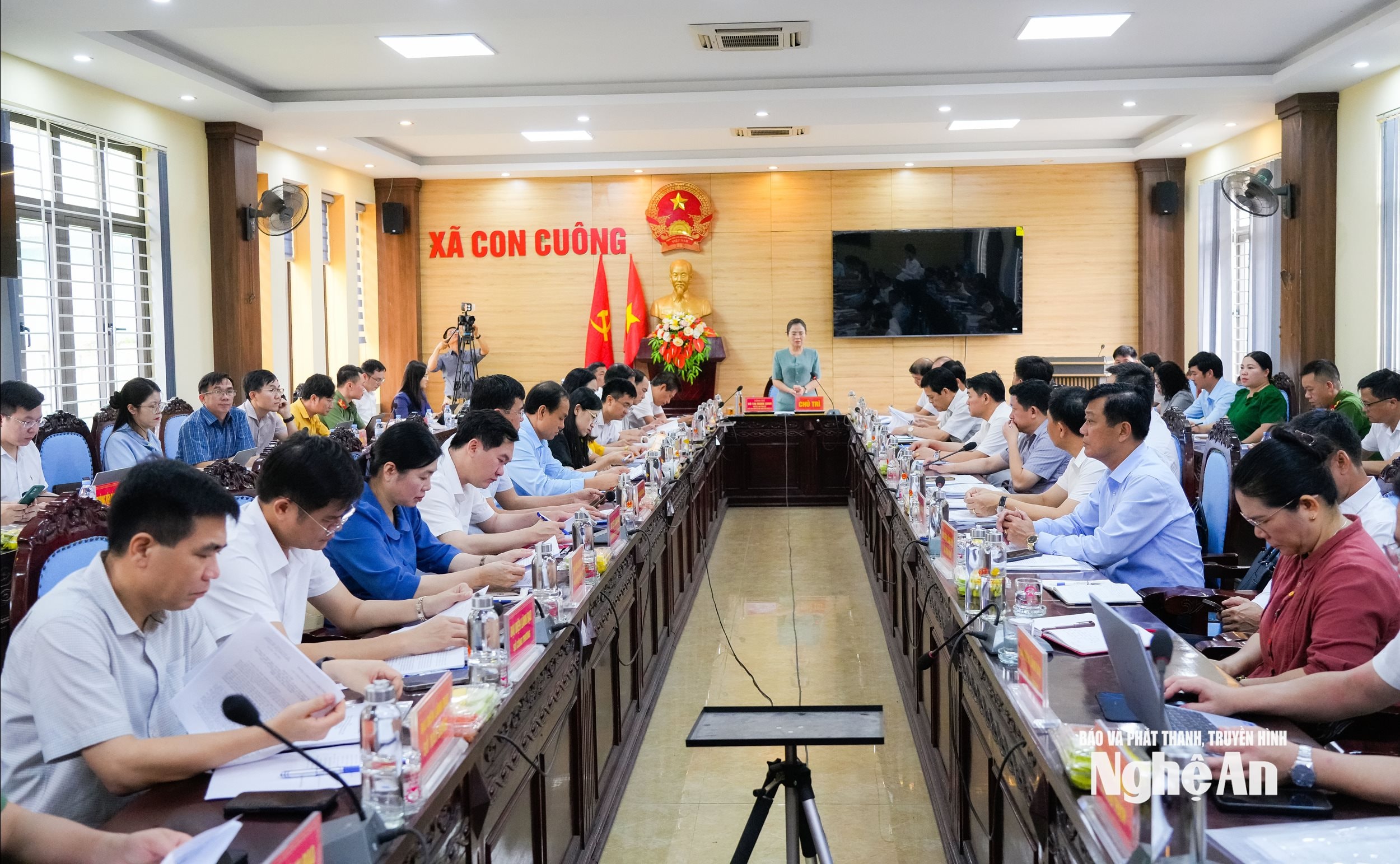 Phó Bí thư Tỉnh ủy Võ Thị Minh Sinh làm việc với các xã: Con Cuông, Môn ...
