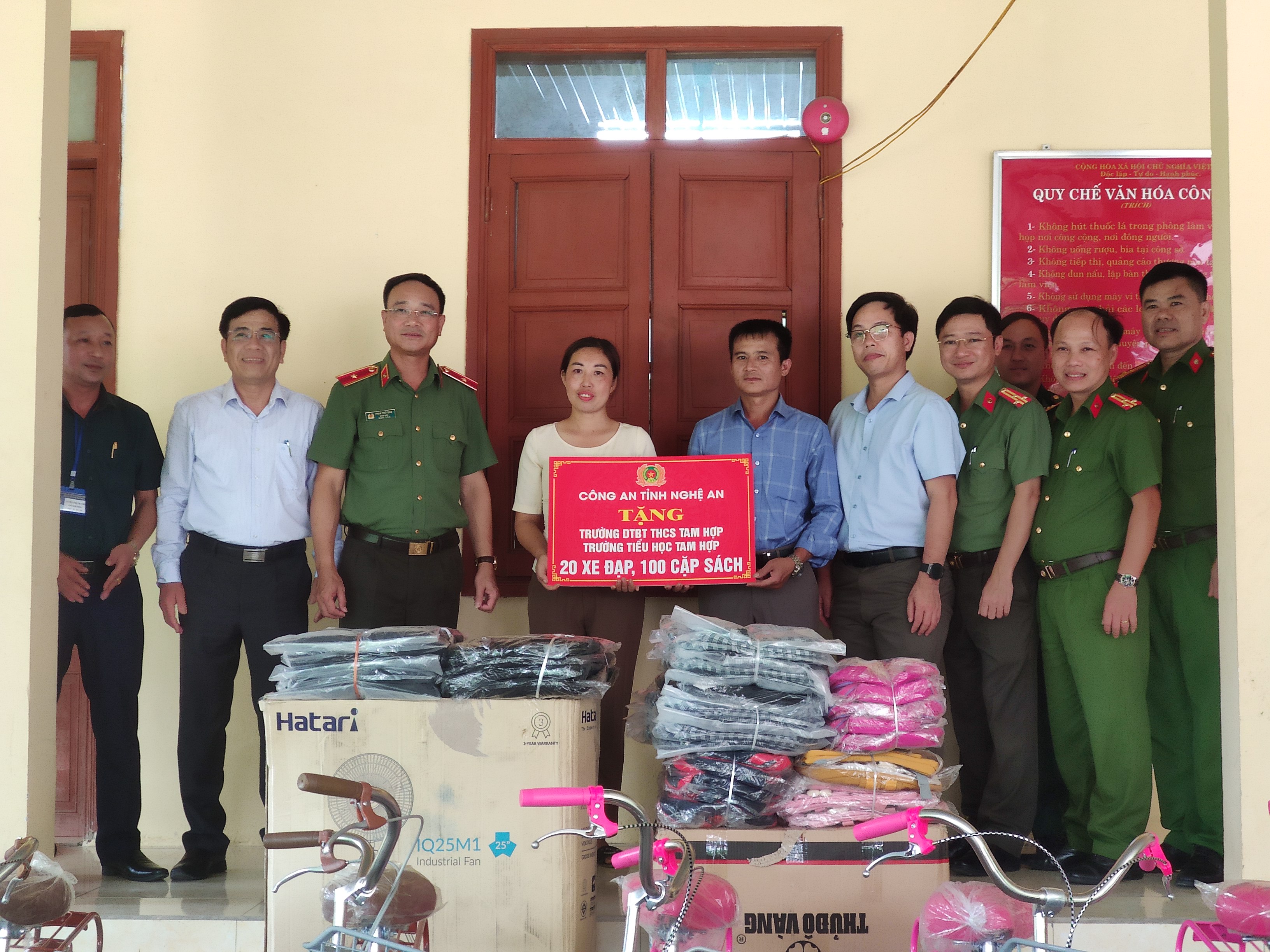 Giám đốc Công an tỉnh trao tặng xe đạp, cặp sách cho học sinh xã Tam ...