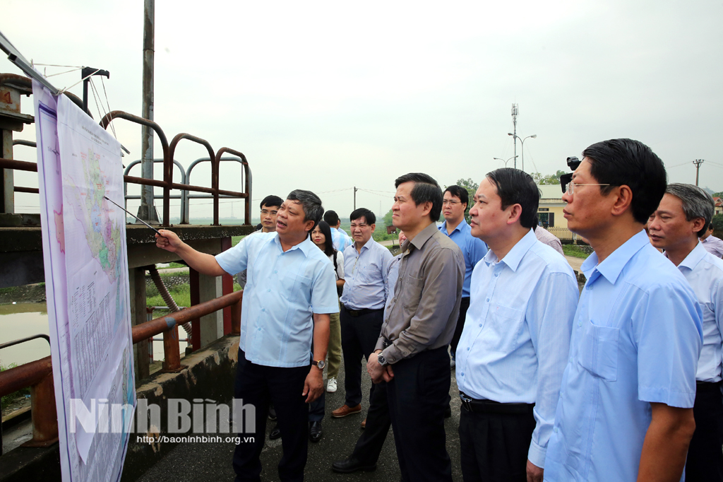 Các đồng chí lãnh đạo tỉnh thị sát hệ thống phân lũ, chậm lũ tại huyện Nho Quan, Gia Viễn và ...